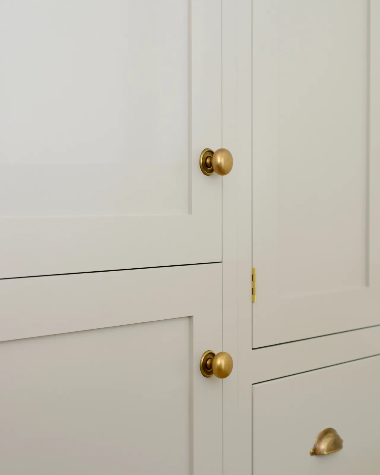 Bella Round Knobs | deVOL Kitchens